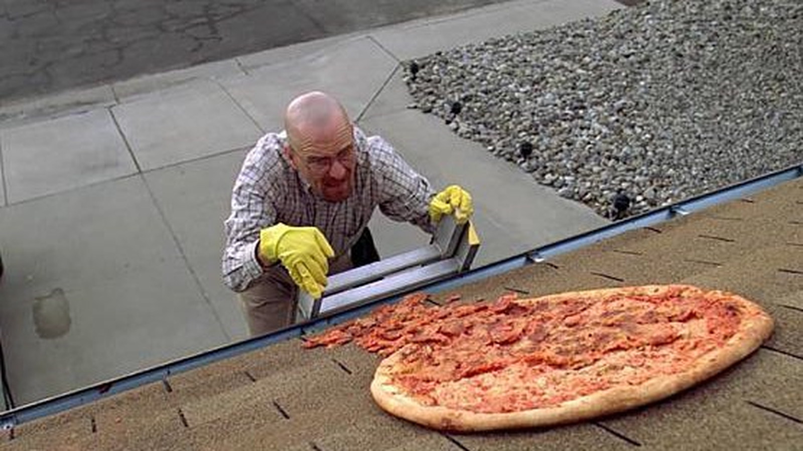 Fans launch pizzas at 'Breaking Bad' roof