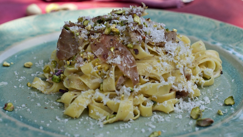 Pasta with Parma ham and pistachios