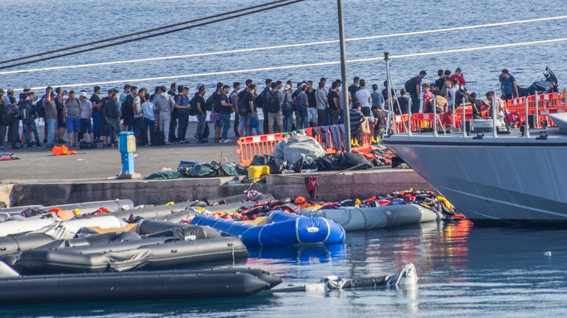 Syrians board refugee ship in Kos