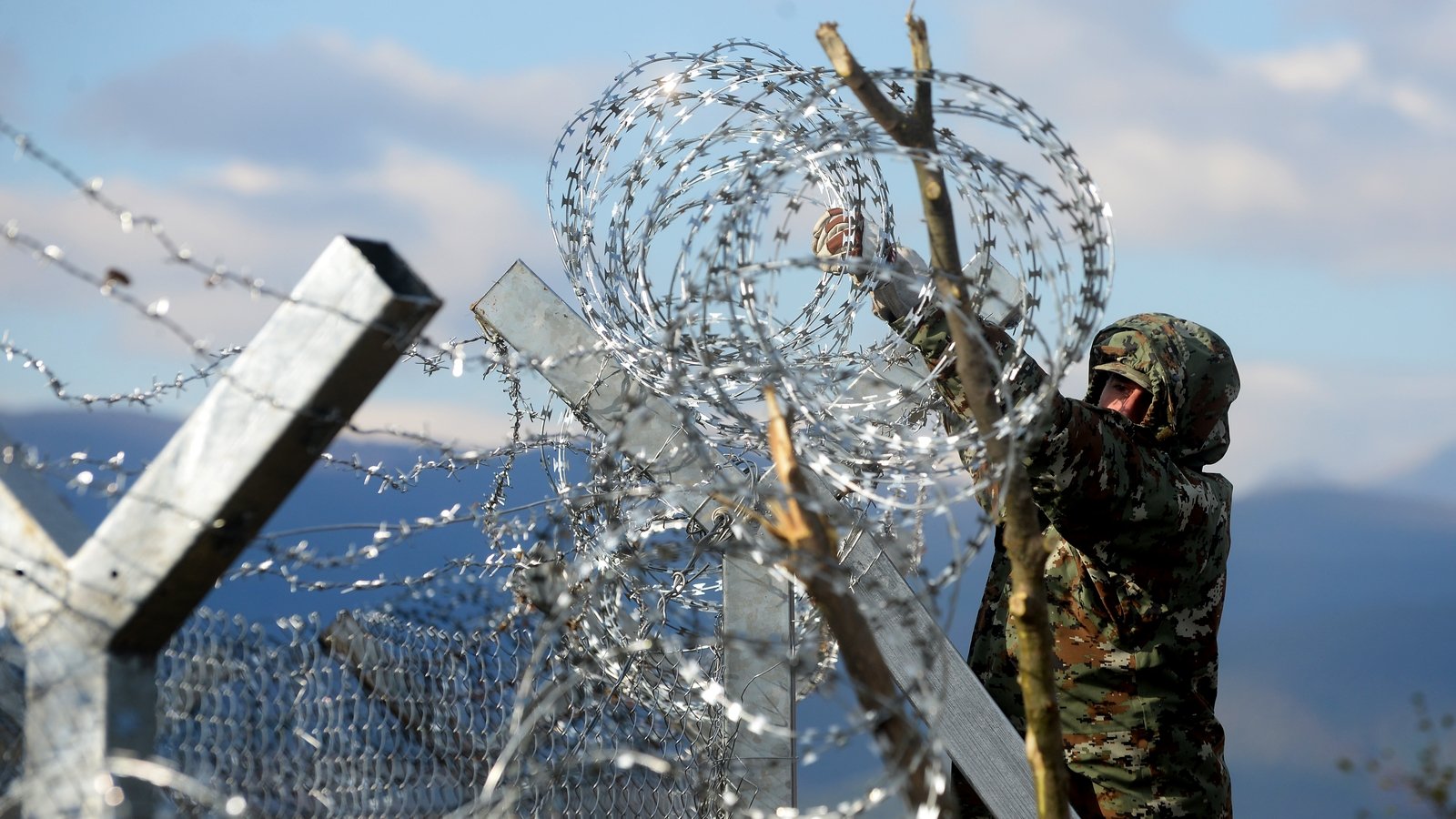 Macedonia finishes fence at Greek border