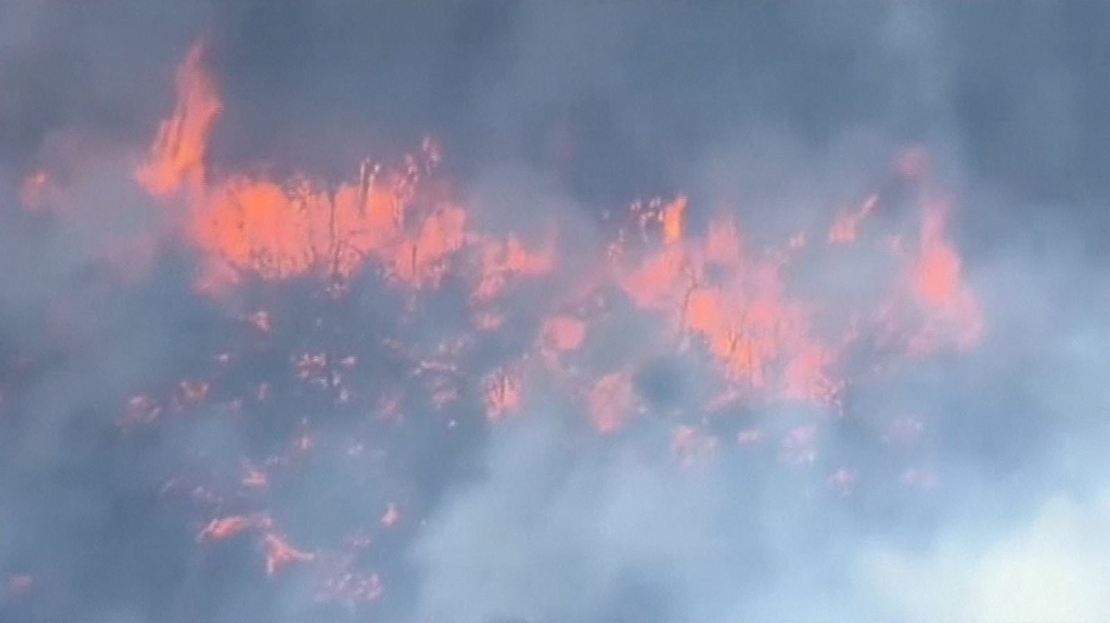 Raging bushfire devastates Australian town