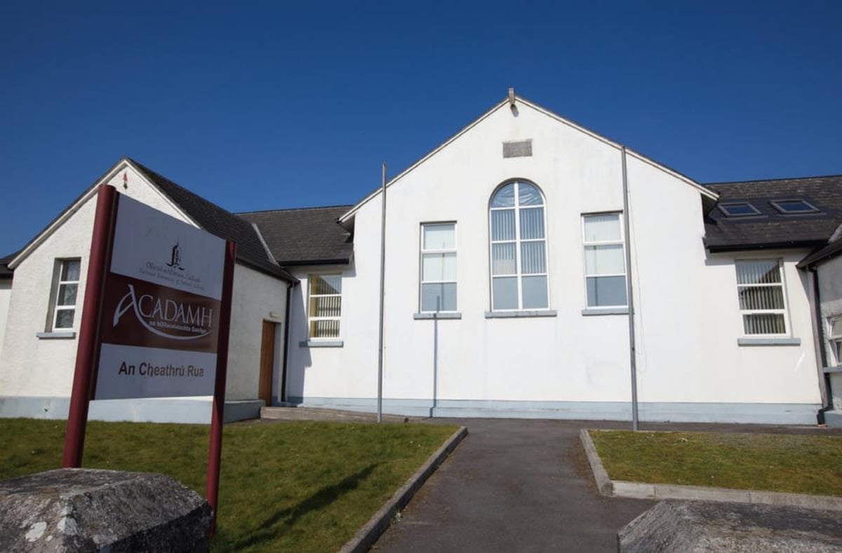 An Dr. Éamonn Ó Cofaigh, Acadamh na hOllscolaíochta Gaeilge. | Iris ...