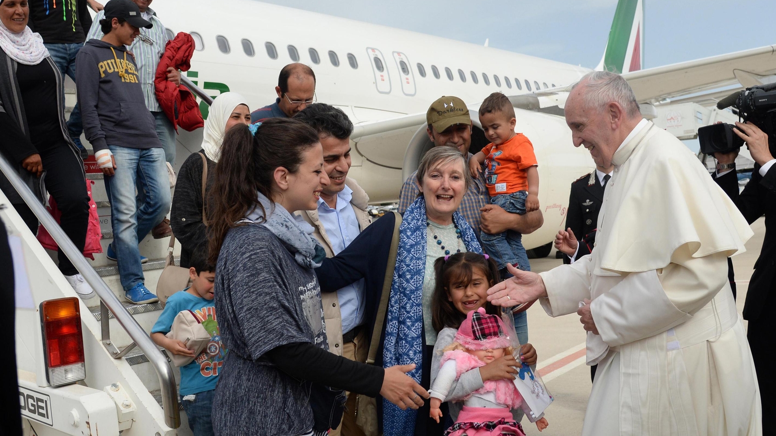 Pope takes three Syrian families back to Vatican