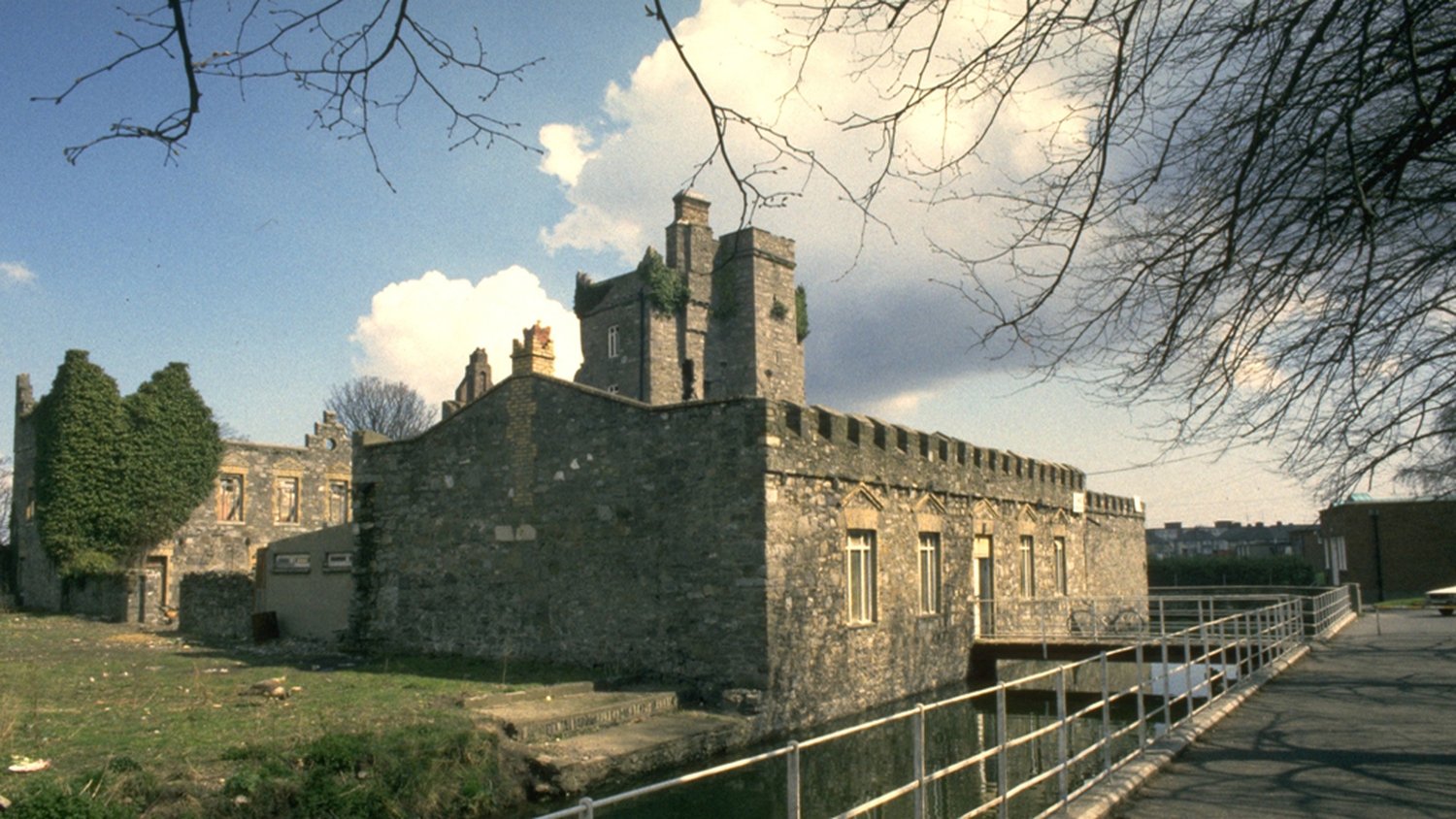 RTÉ Archives | Environment | Drimnagh Castle Opens To Public