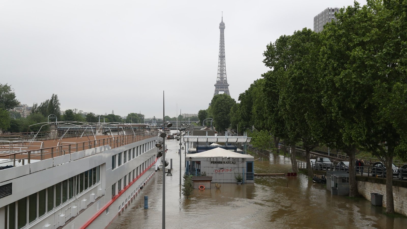 Floods force thousands from homes in France