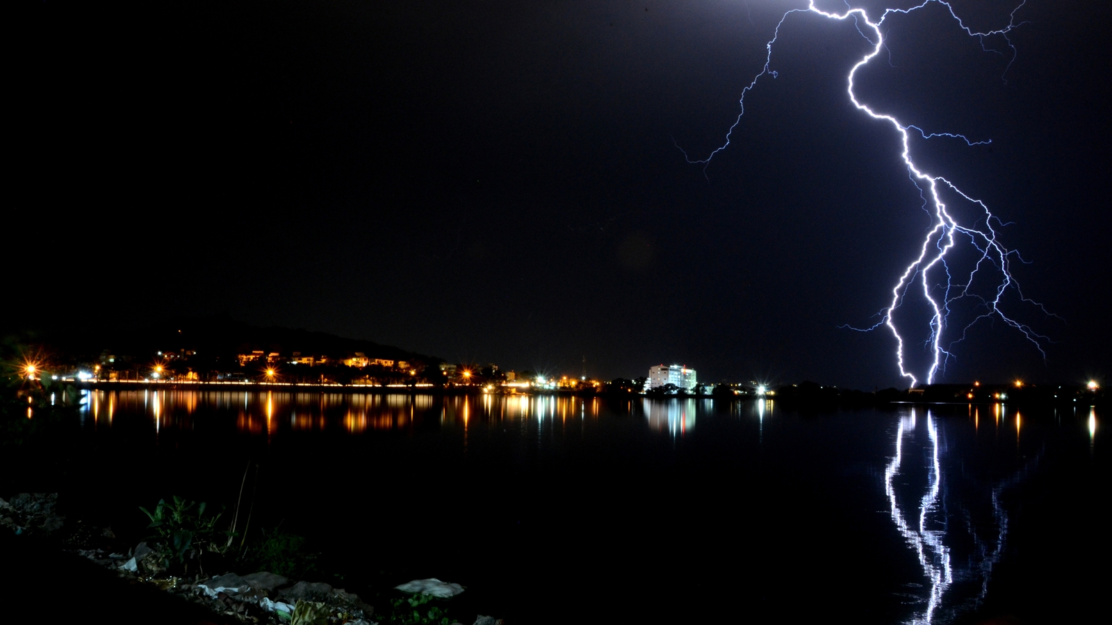 Lightning kills dozens as monsoon sweeps India