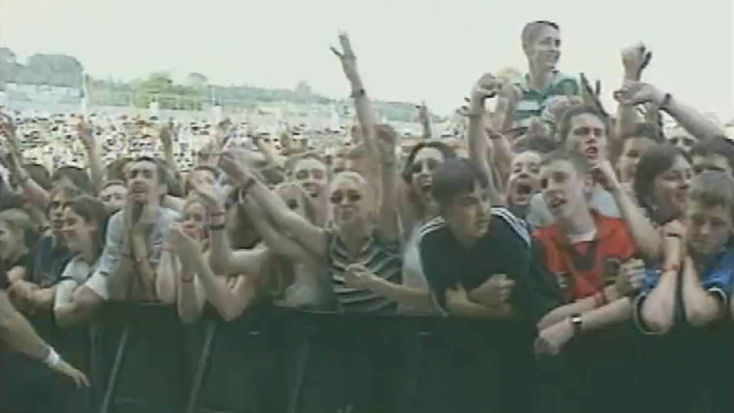 RTÉ Archives | Entertainment | Oasis Fans Converge On Cork
