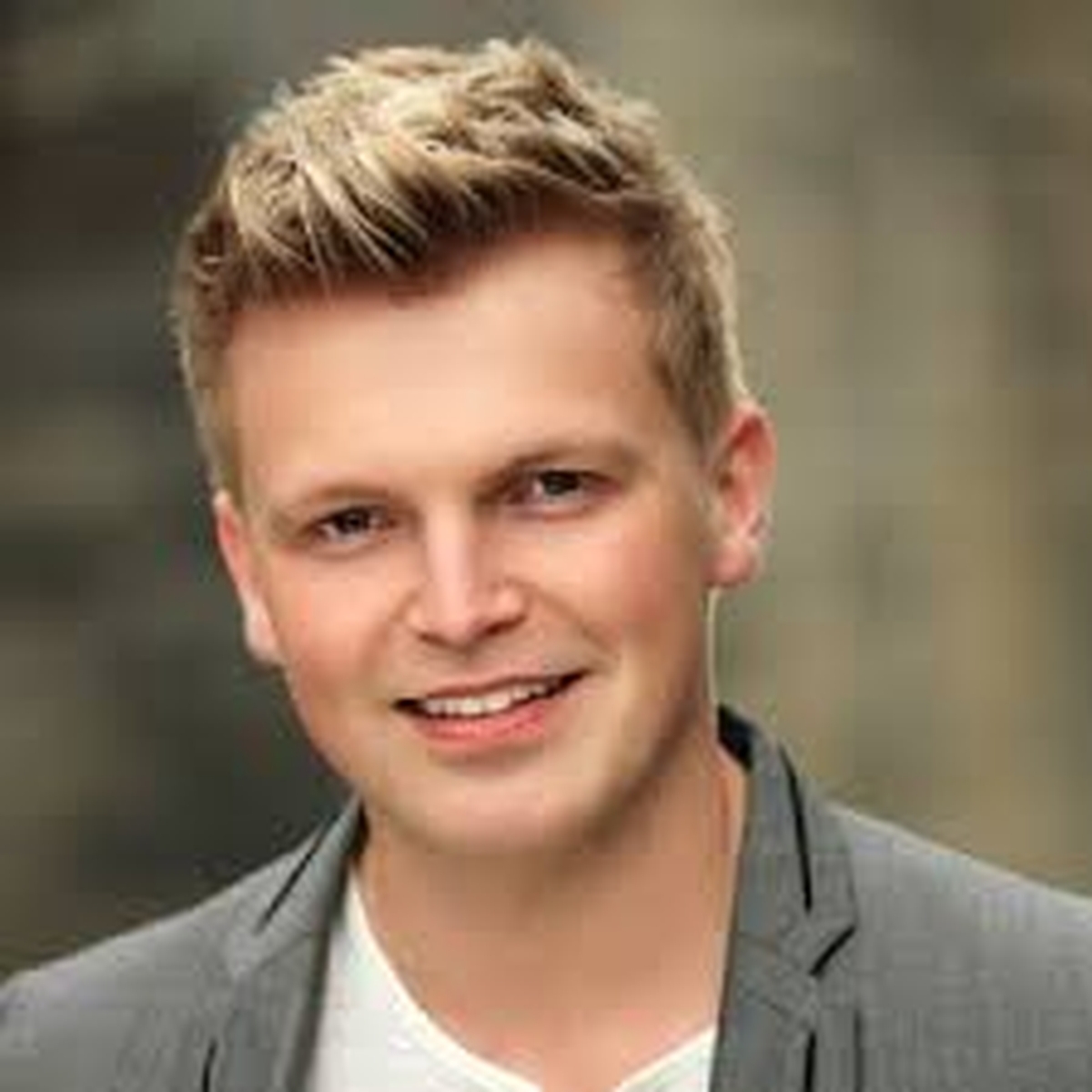 Lee Matthews singer songwriter | CountryWide - RTÉ Radio 1