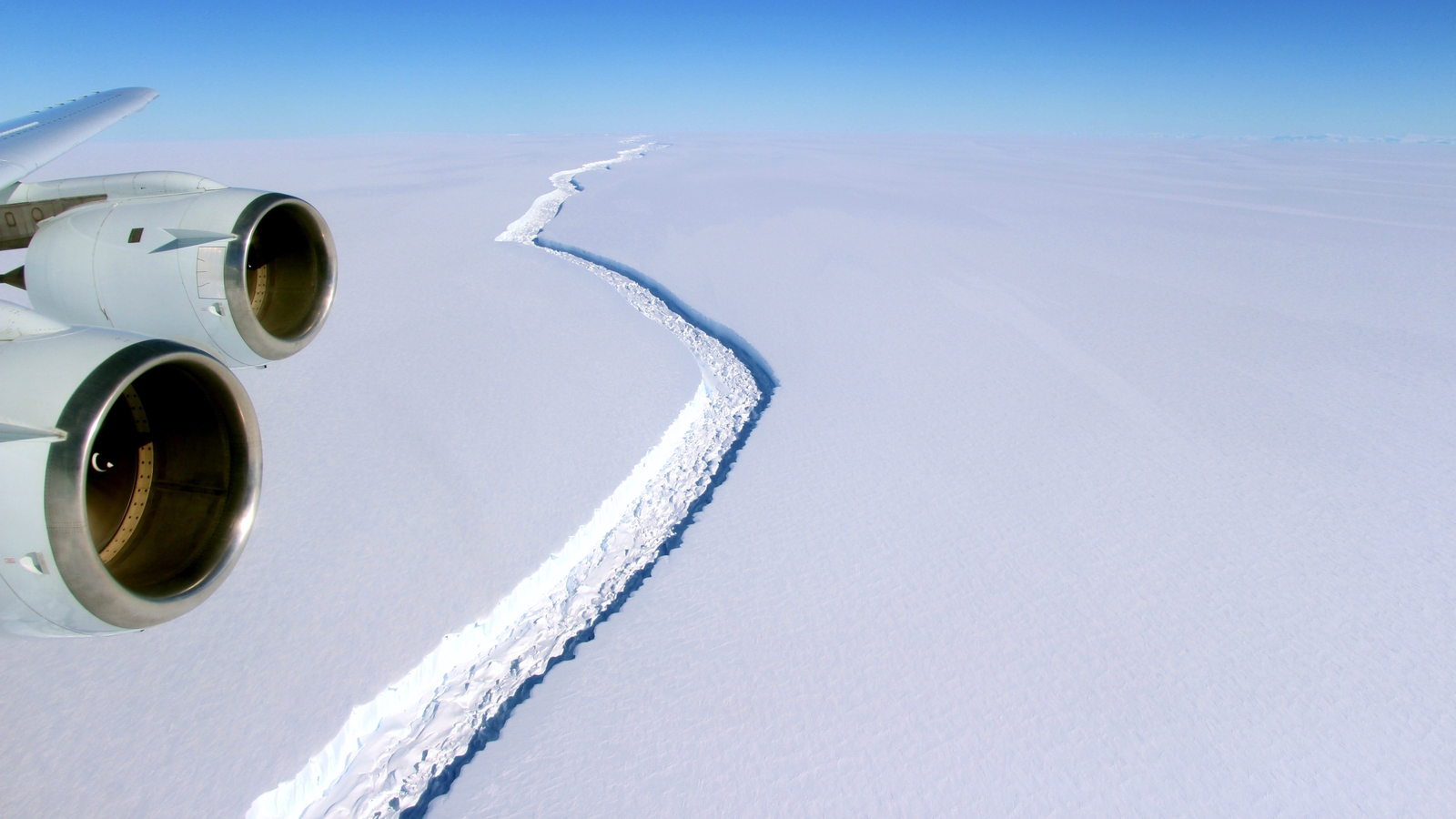 Antarctic ice shelf crack lengthens