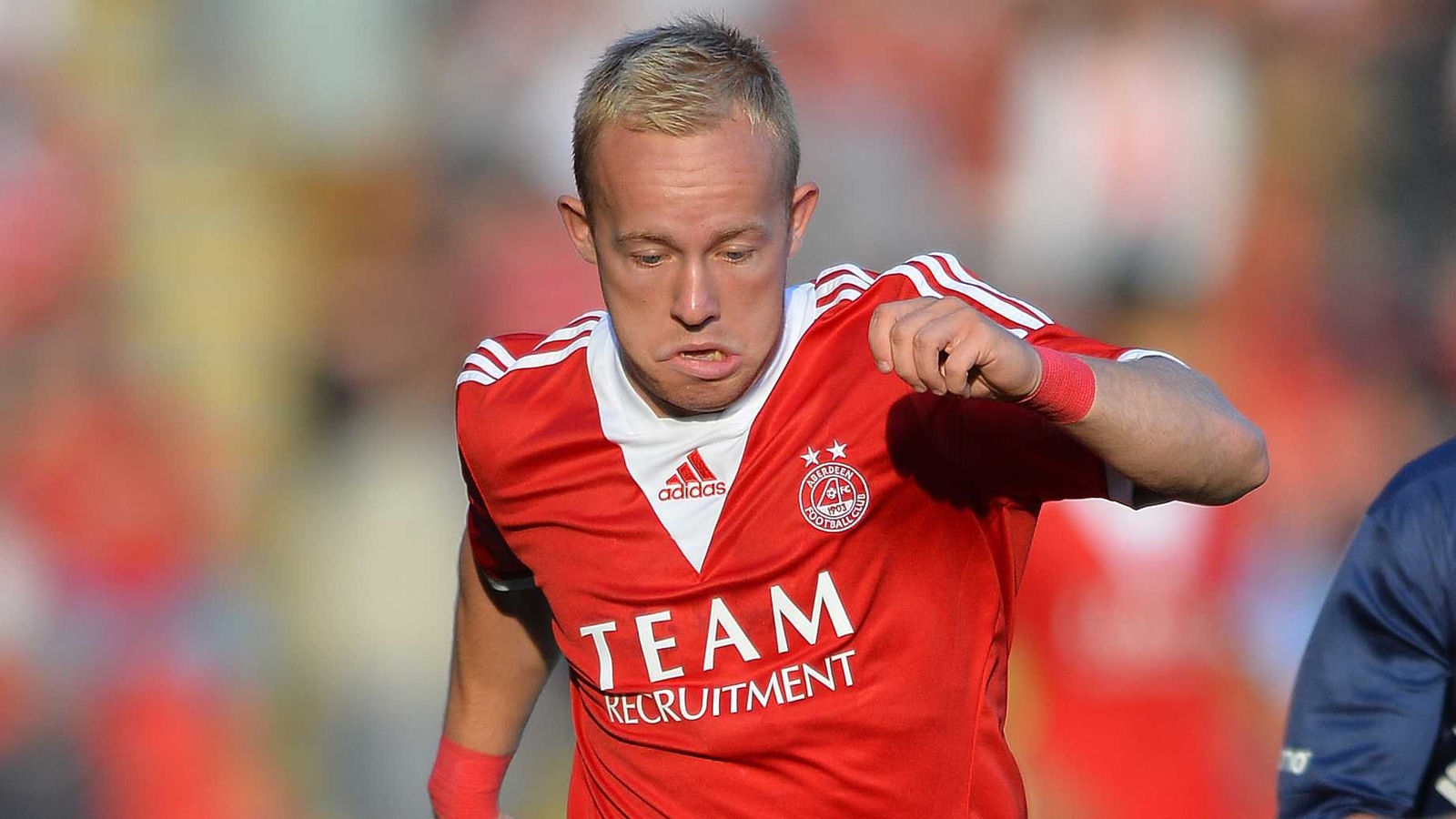 Derry snap up Dundee midfielder Nicky Low