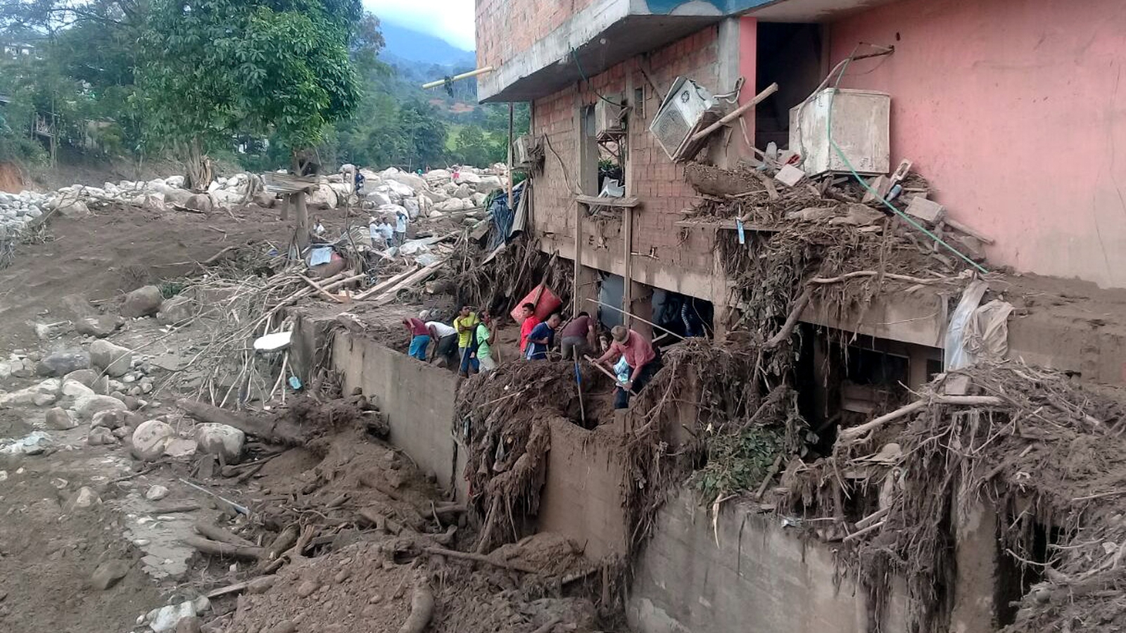 Survivors sought after Colombia mudslide kills 262