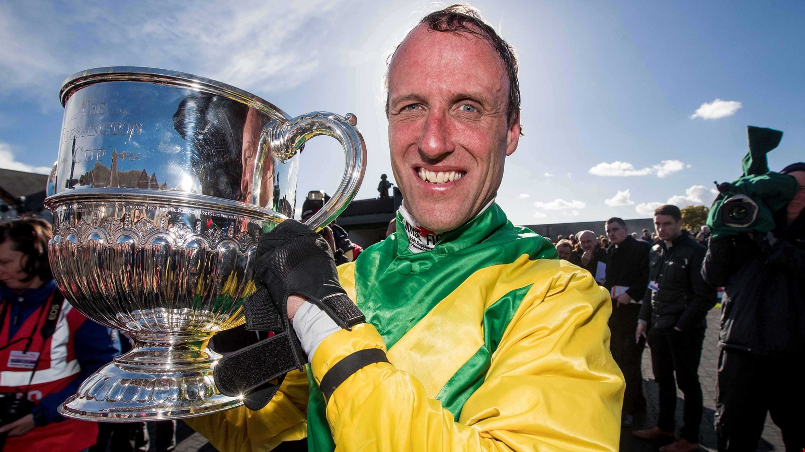 Fox Norton holds off Un De Sceaux to win Champion Chase