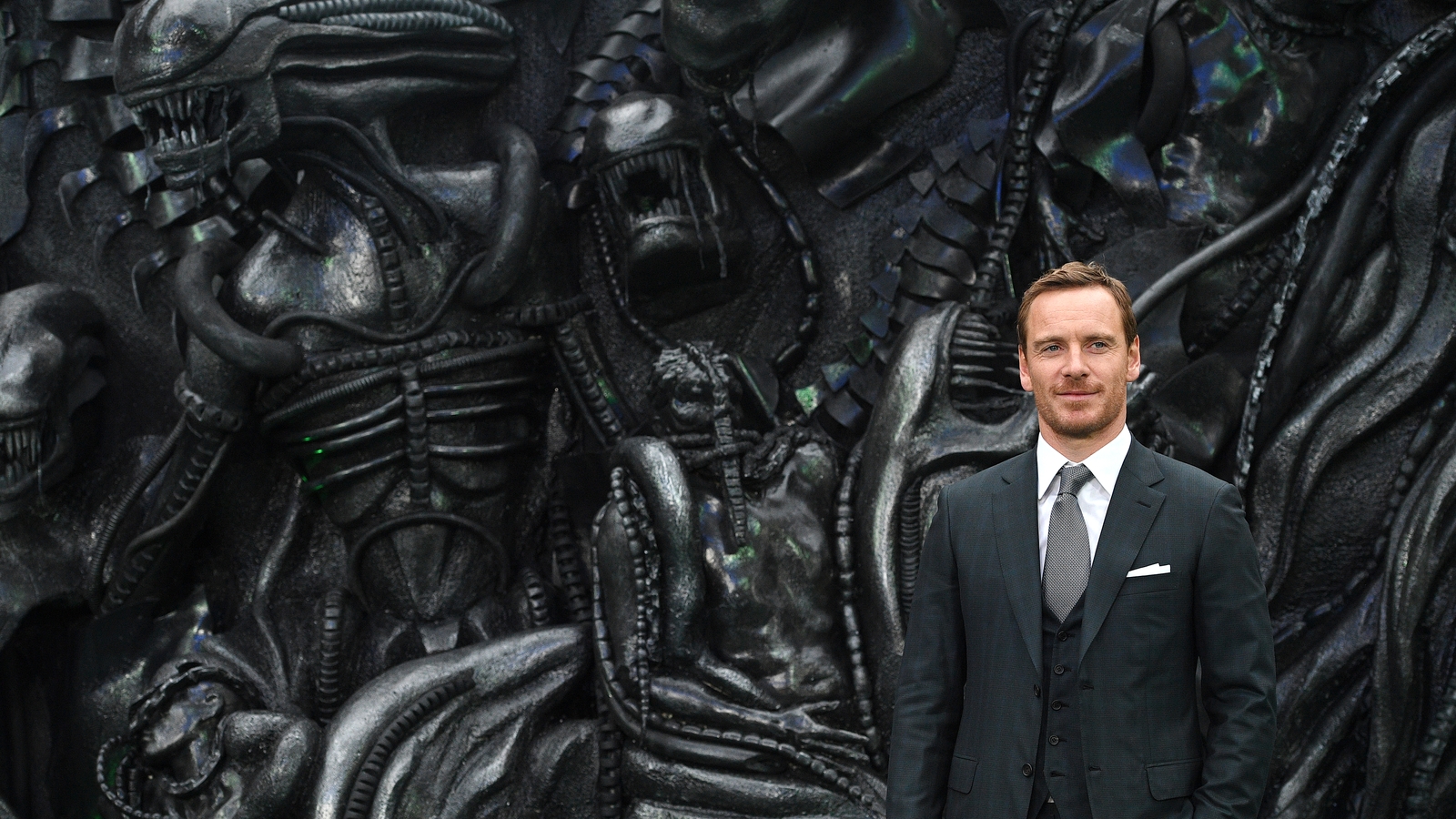 Loving the Alien. Fassbender salutes its sex appeal