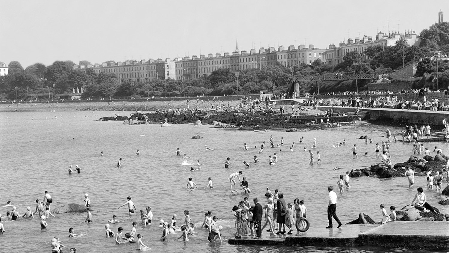 RTÉ Archives | Lifestyle | Sunshine At Seapoint On Dublin Bay