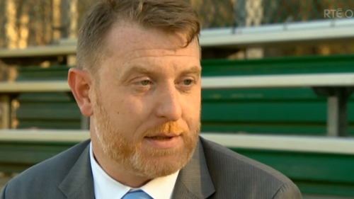 John Cunningham as Gleann Cholm Cille gafa i mBostún