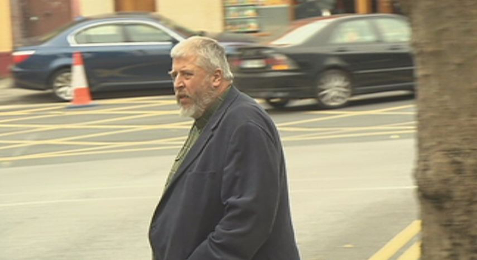 Tom Humphries curtha siar faoi choinneáil