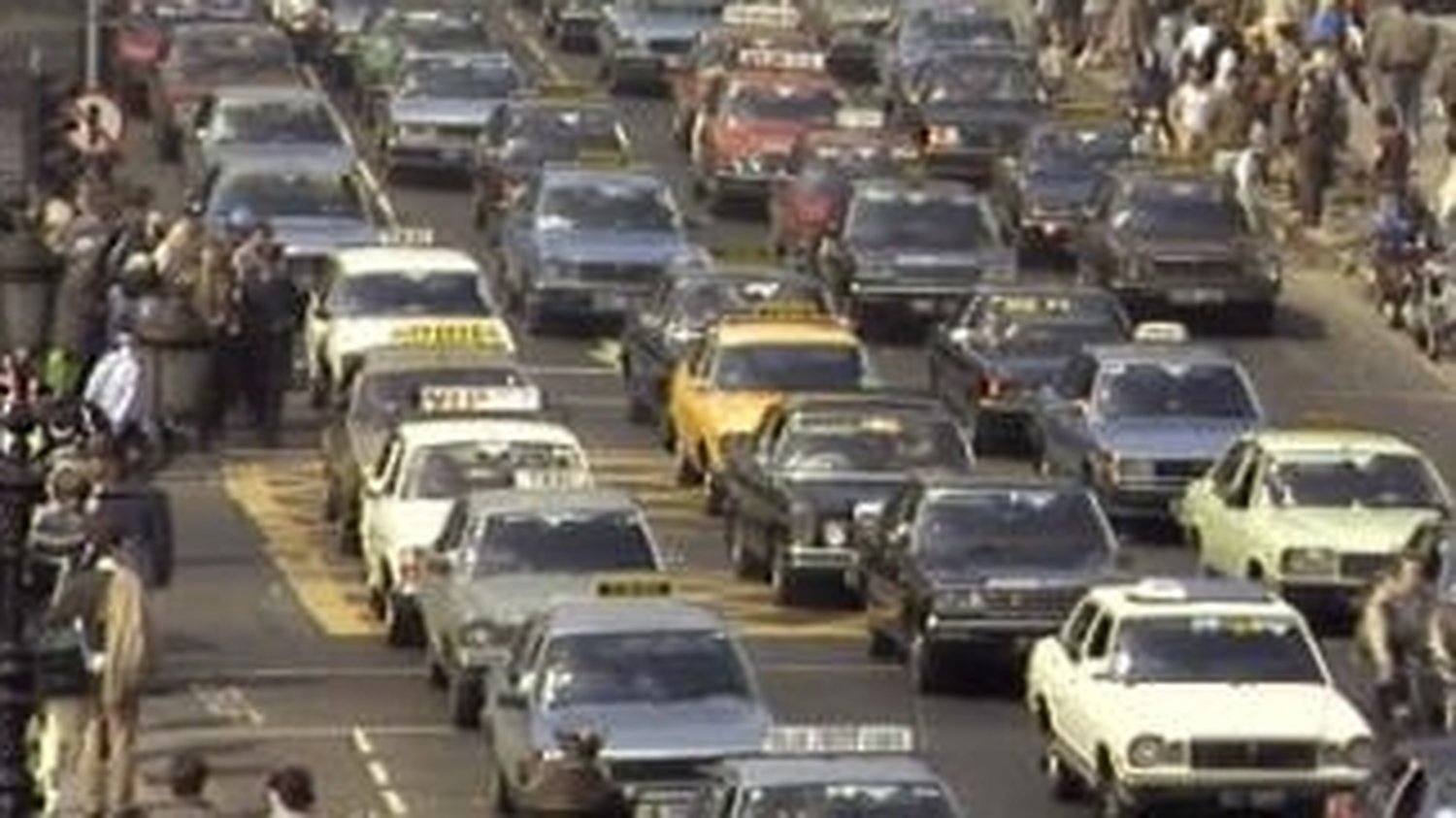 RTÉ Archives | Collections | Taxis Protest Over Airport Bus Service