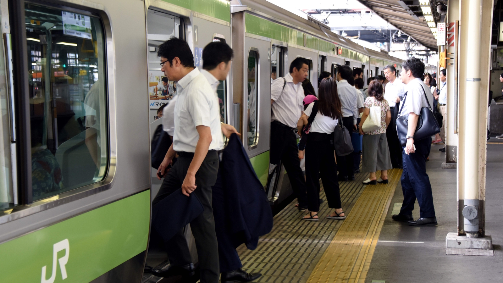 Congested Japan urges people to work from home