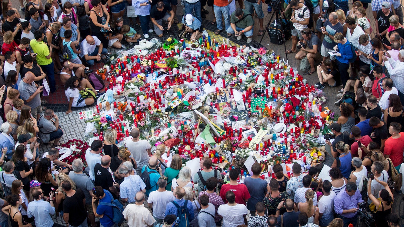 Defiant crowds show solidarity with Barcelona victims