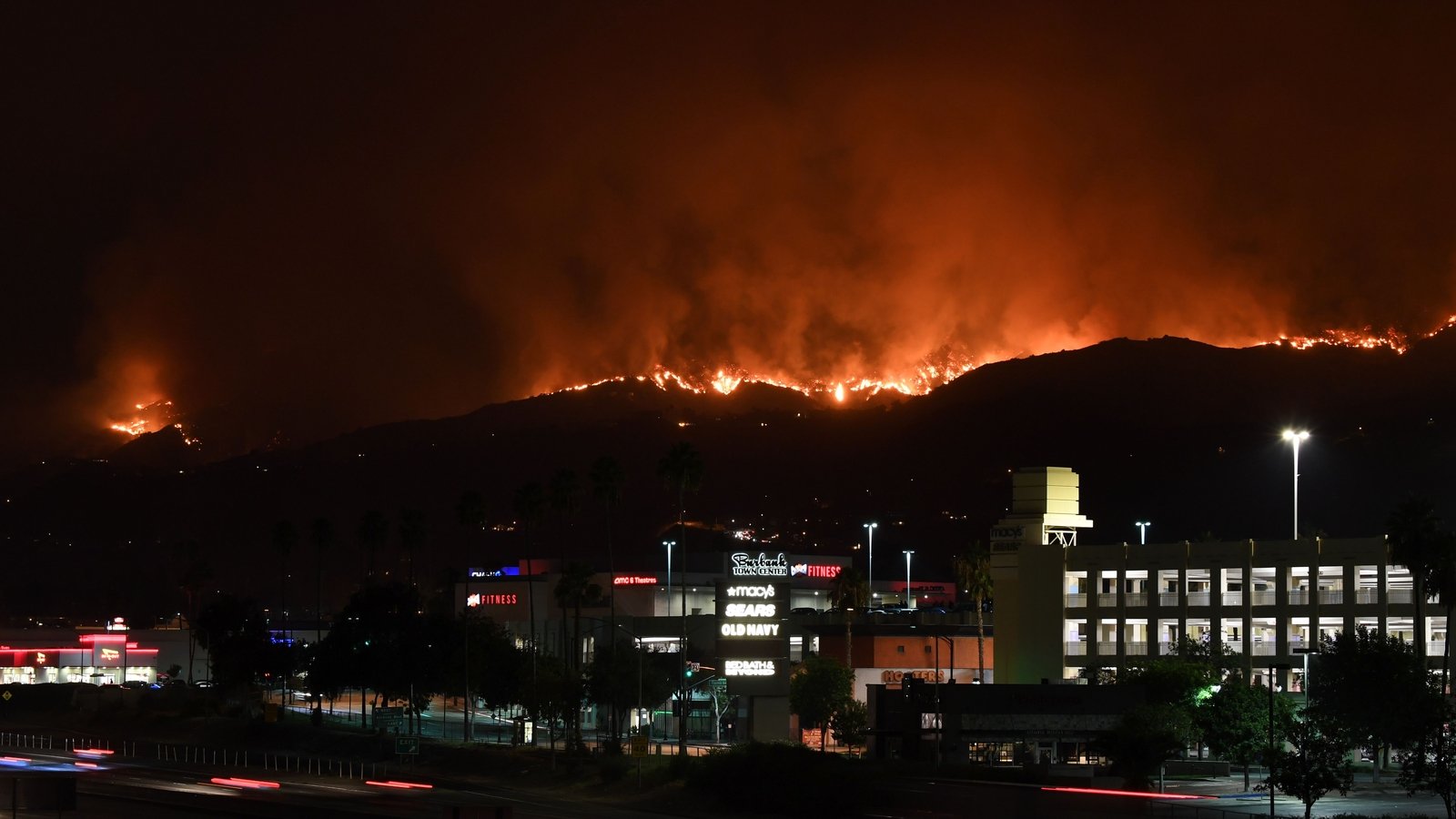 Huge blaze forces hundreds to evacuate in Los Angeles