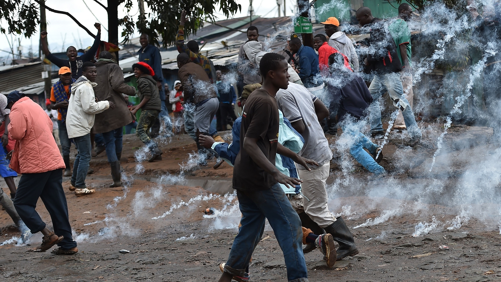 Police and protesters clash during Kenyan election