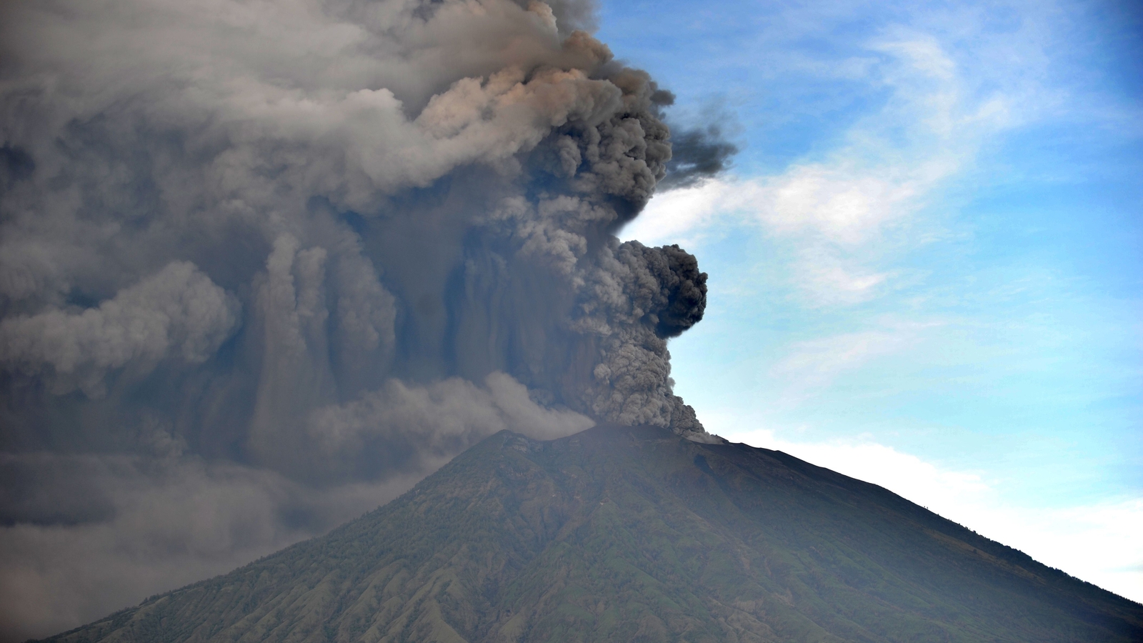 Thousands warned Bali volcano eruption 'imminent'