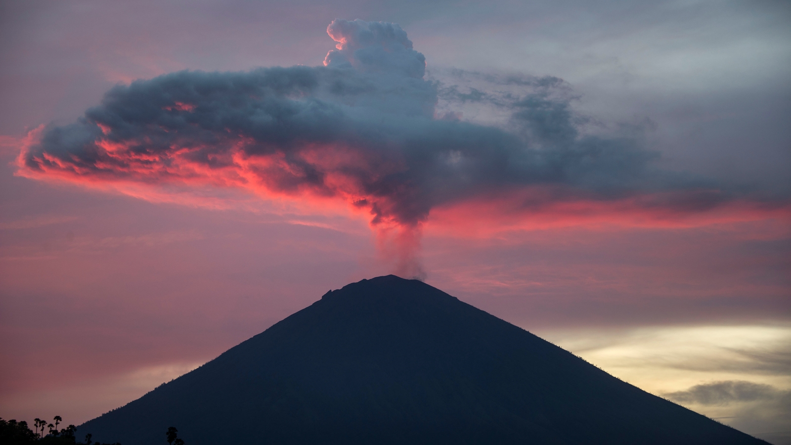 Further flights cancelled from Bali over volcanic ash