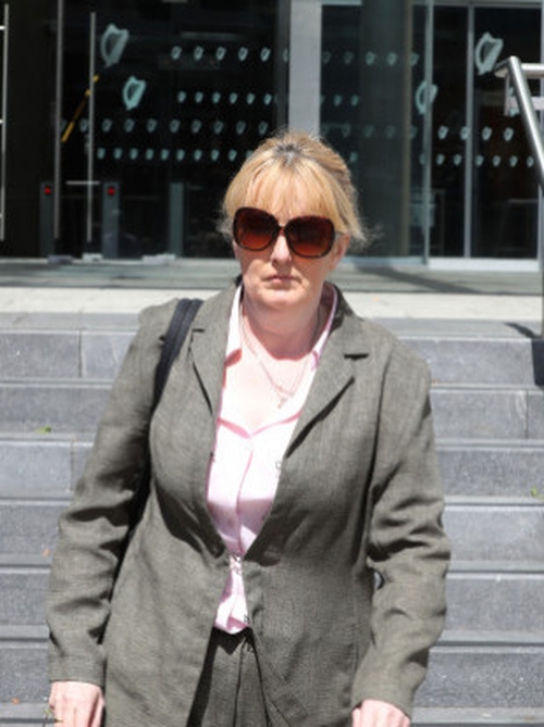 Trí bliana príosúin gearrtha ar gharda as ciapadh ar dhlíodóir