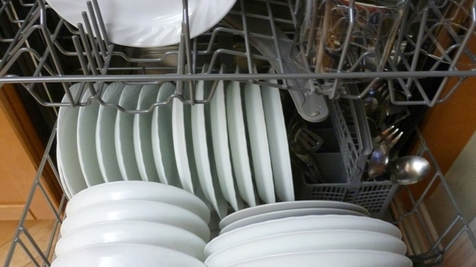 Where should you put the dirtiest plates in a dishwasher?