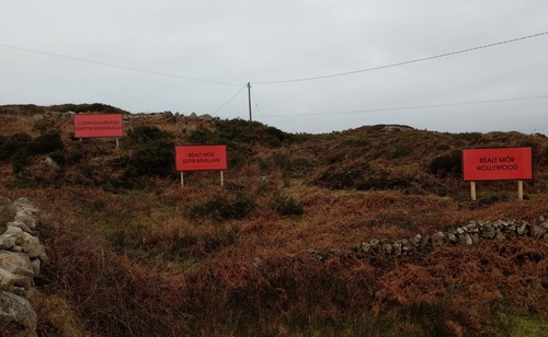 Trí 'Bhillboard' taobh amuigh de Leitir Mealláin