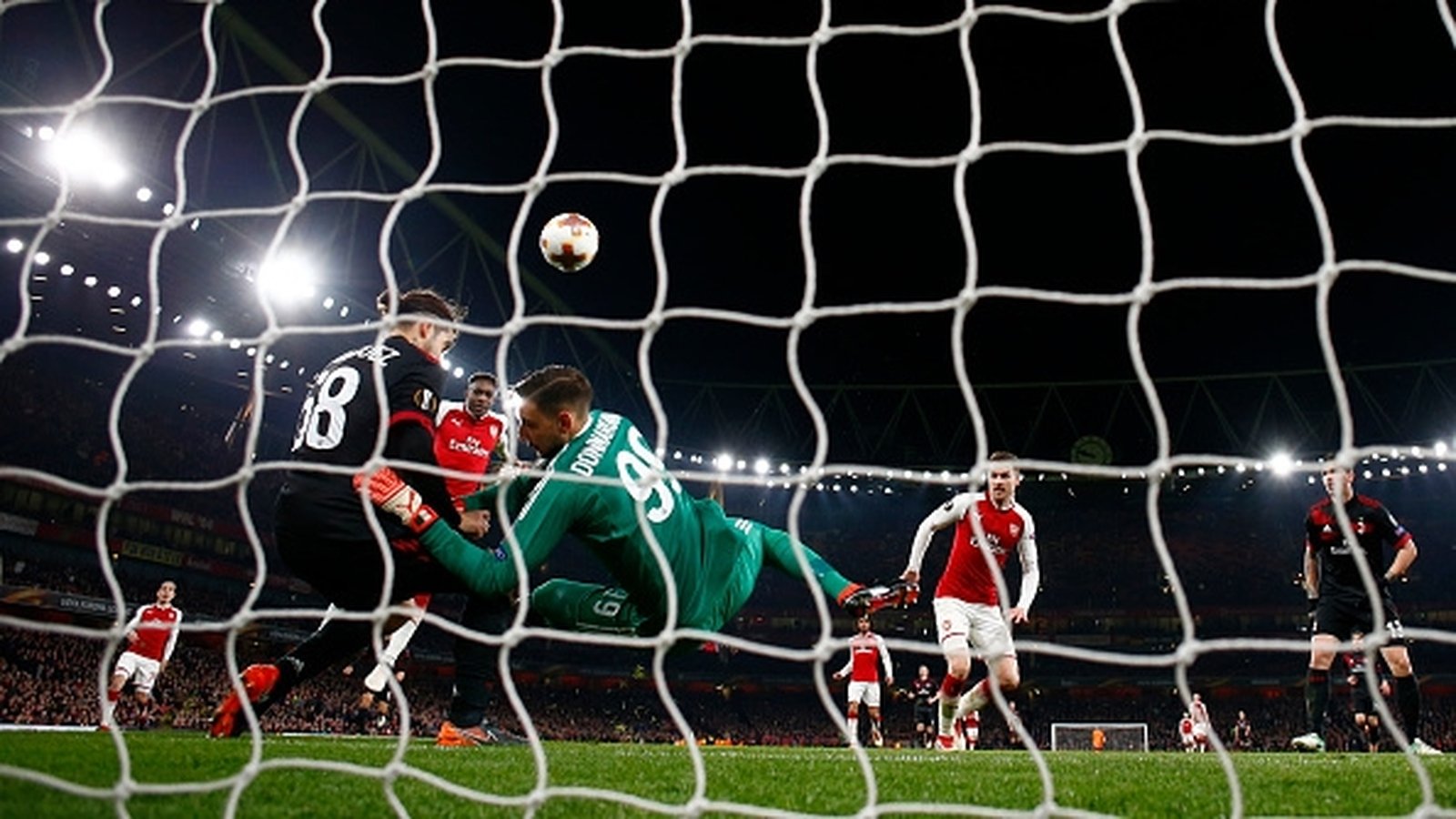 Controversial penalty helps Arsenal overcome Milan