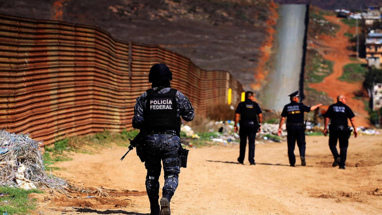 Hundreds of asylum seekers arrive at the Mexican border