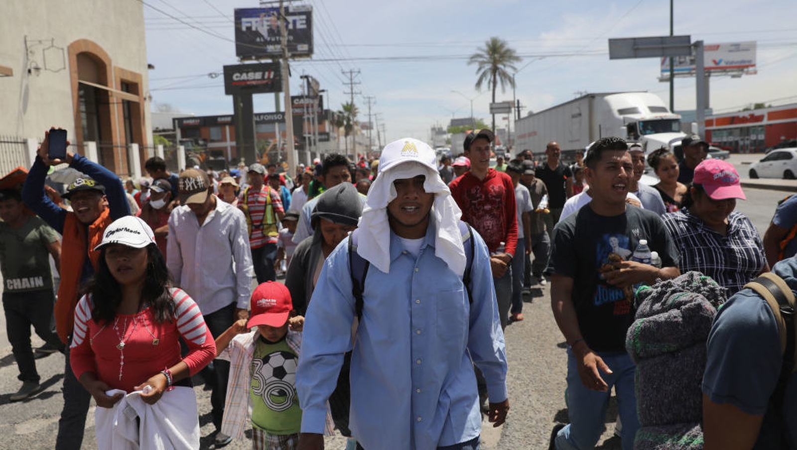 Members of migrant caravan arrive at US-Mexican border