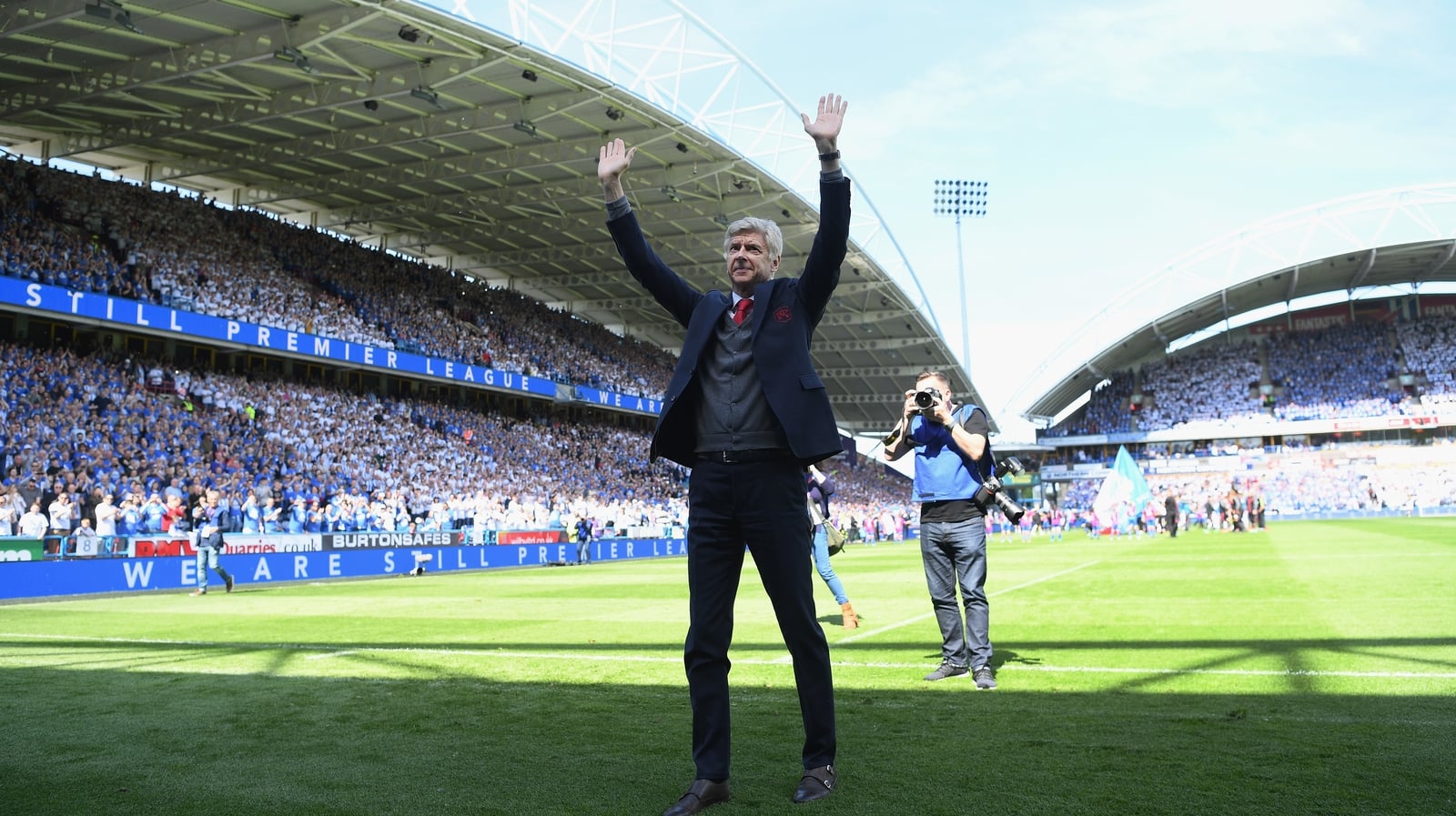 Wenger acclaimed by fans as he bows out with a win
