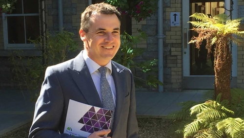 An Coimisinéir Teanga Rónán Ó Domhnaill ag éirí as oifig