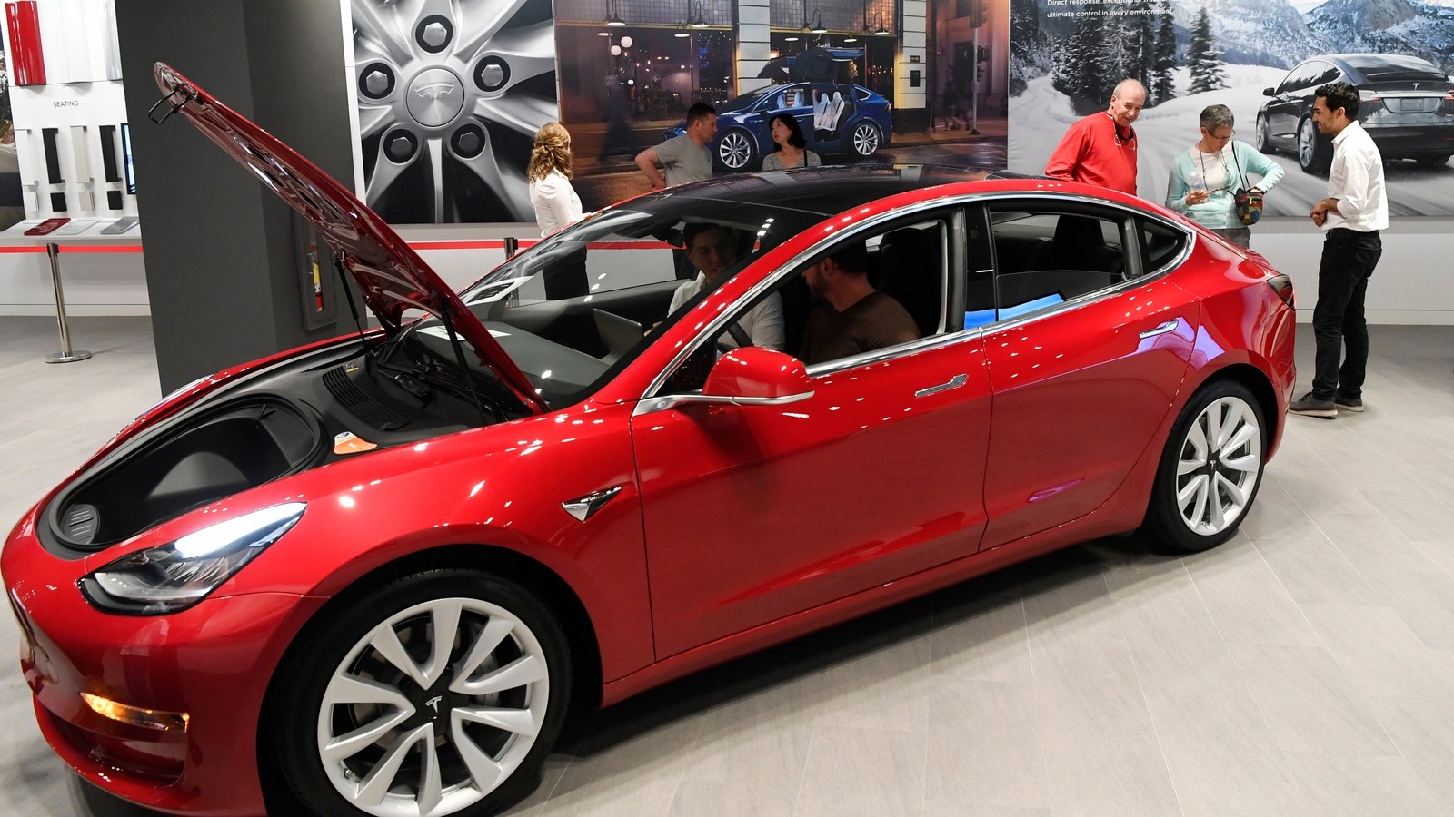 Tesla delivers first batch of China-made cars