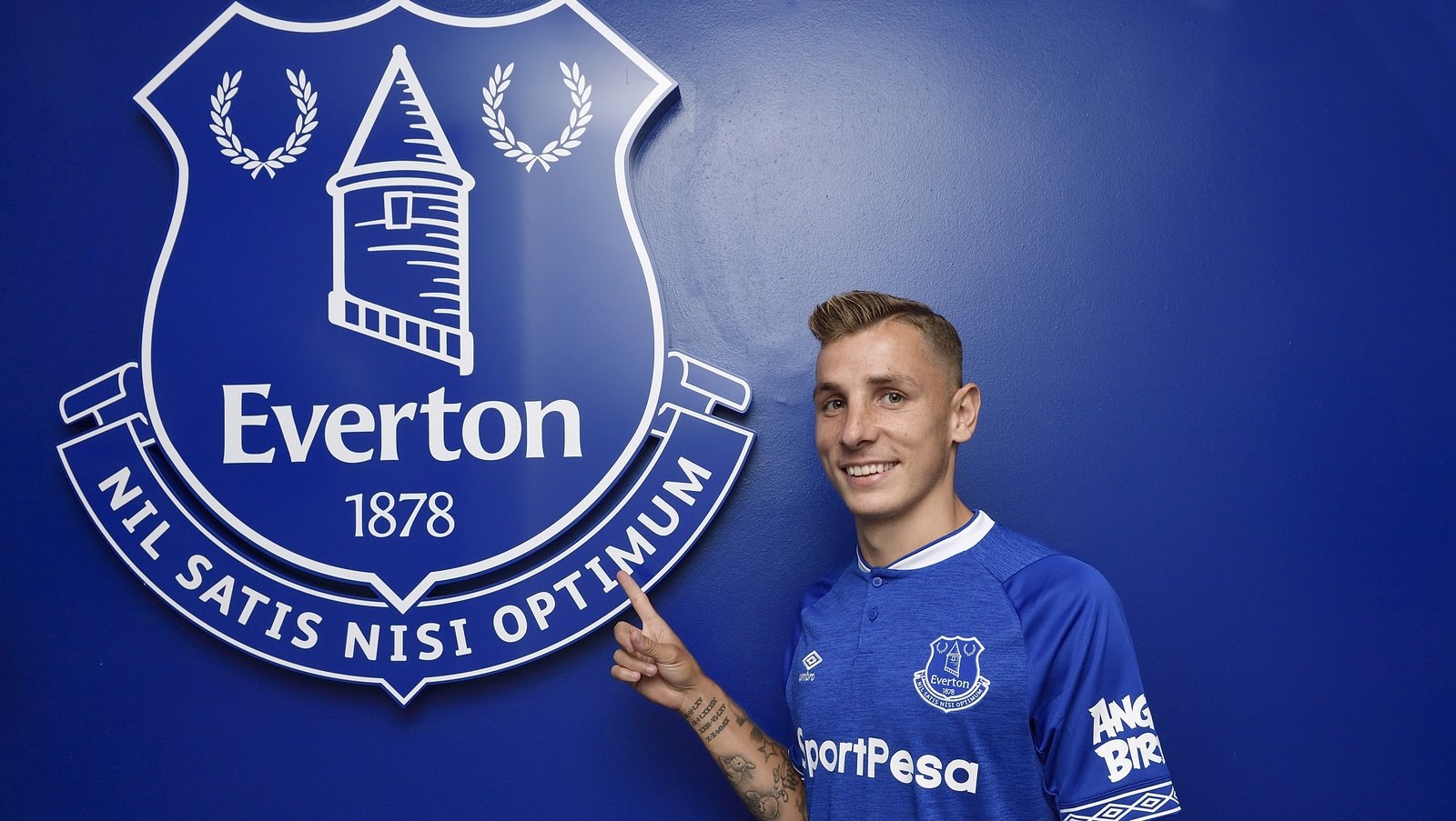 Everton sign Barcelona full-back Digne