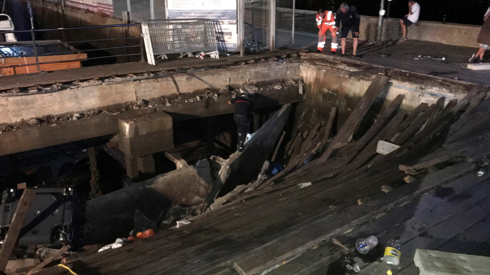 Hundreds hurt in promenade collapse at Spanish festival