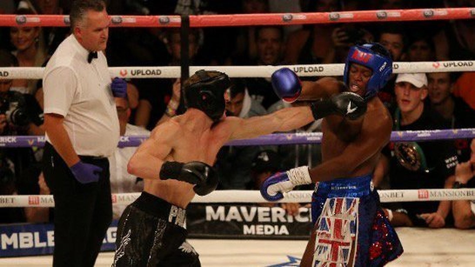 800,000 people pay to watch YouTube 'fight'