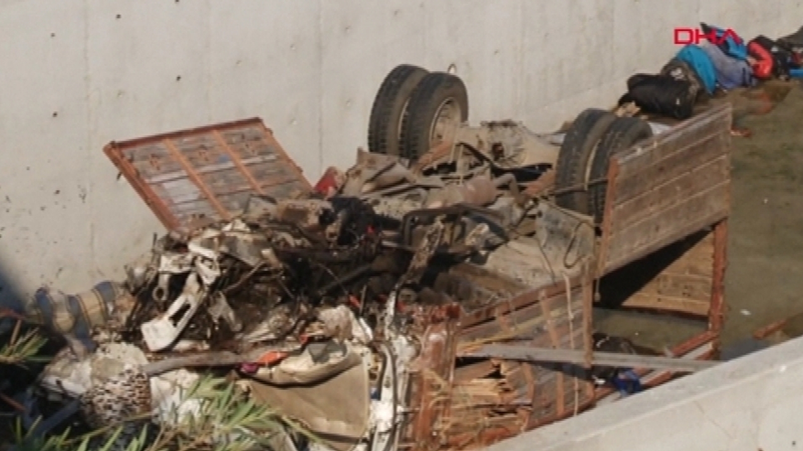 22 killed as truck carrying migrants crashes in Turkey