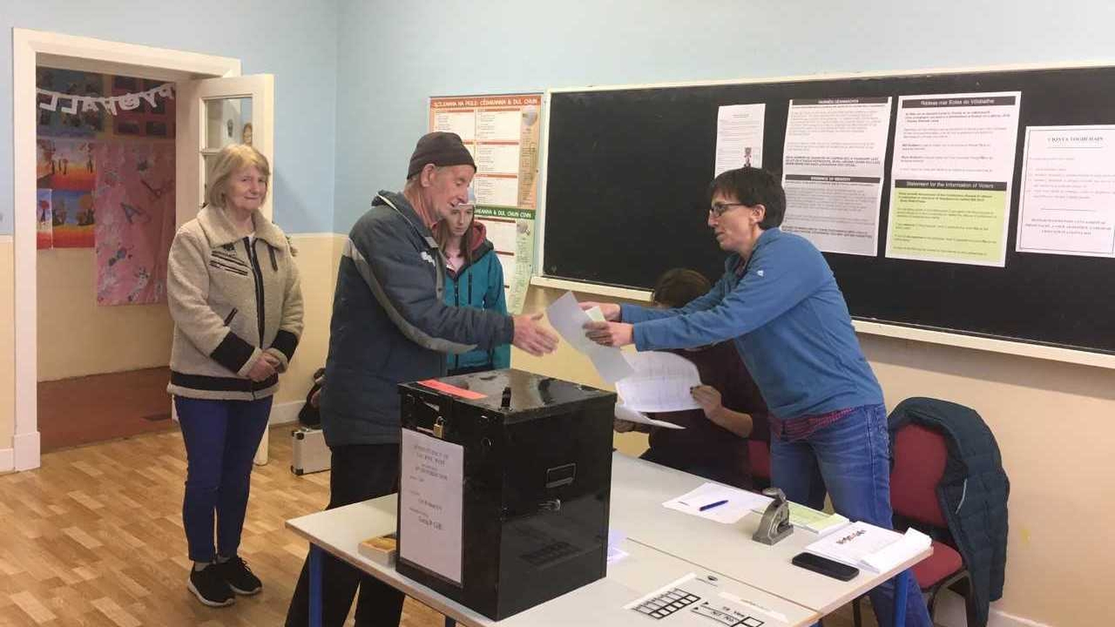 Vótaí á gcaitheamh ar oileáin na tíre inniu