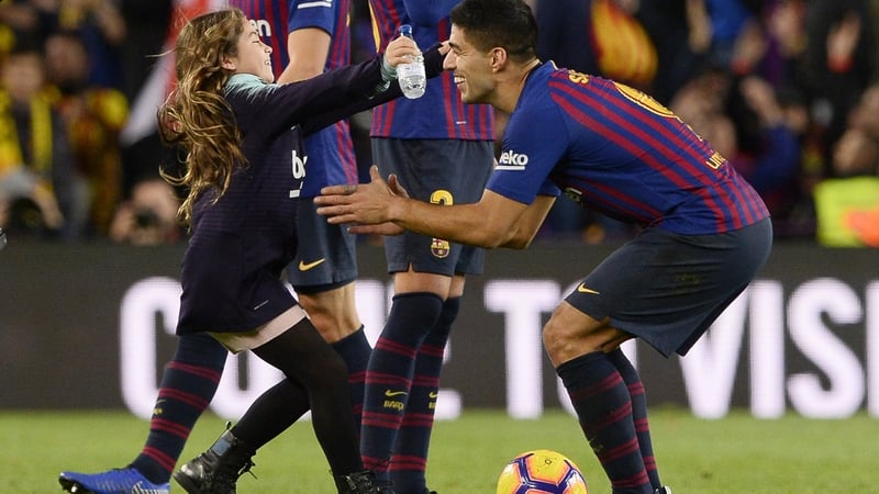 Suarez fires hat-trick as Barca leave Real in turmoil