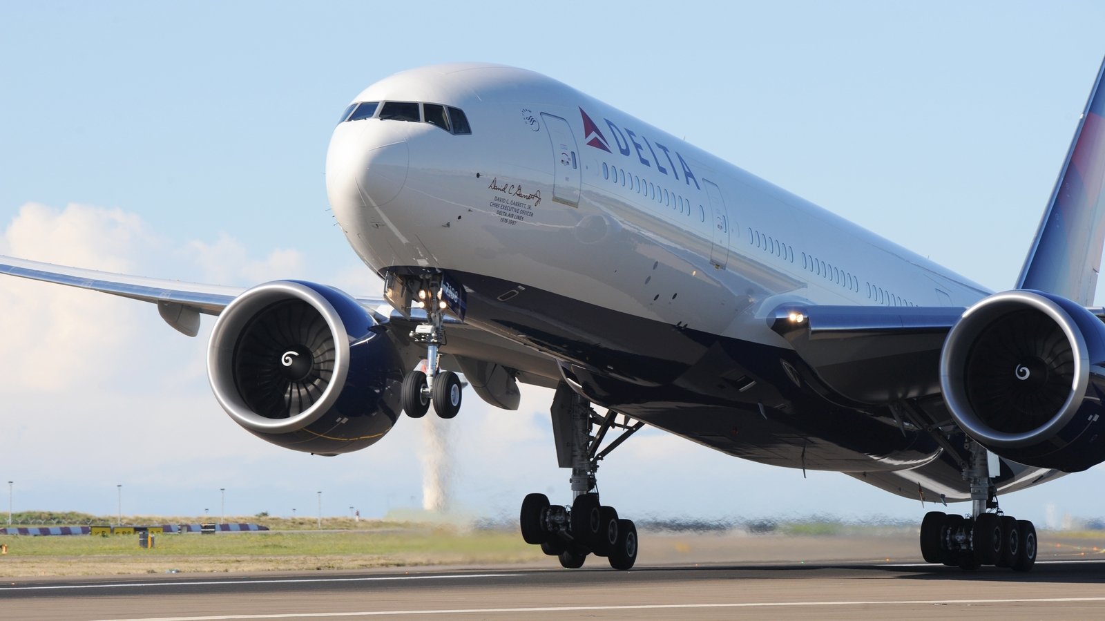 Delta posts first quarterly loss in nine years