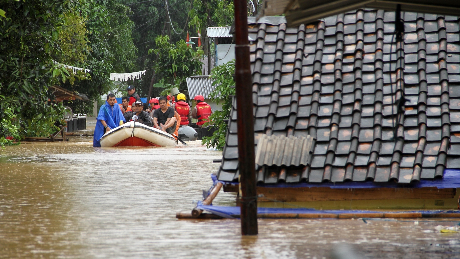 Torrential rain hampers Indonesia tsunami rescue