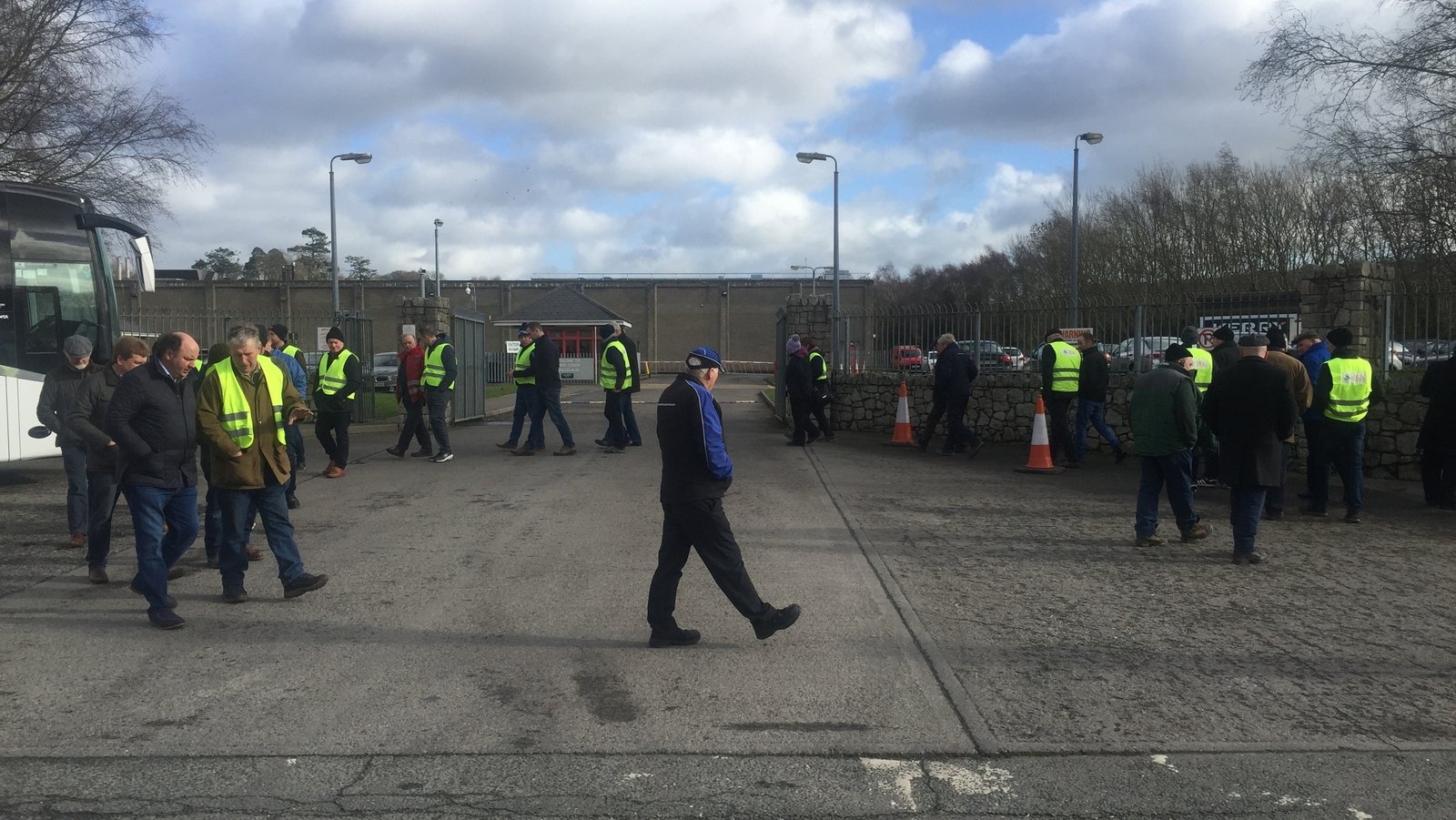 Farmers protest in row over labelling of chicken