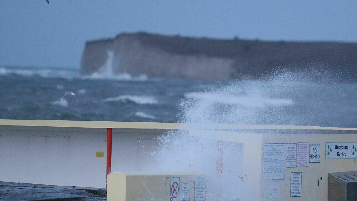 Advice to stay safe as wind warnings in effect | Morning Ireland - RTÉ ...