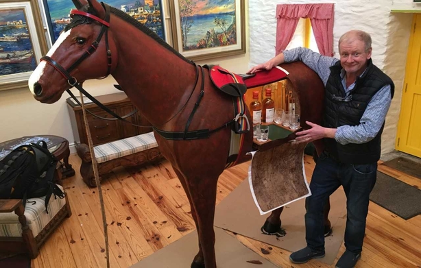 Capaill Dubha San Uisce An TAiteann Gallda Flóra Chois Fharraige