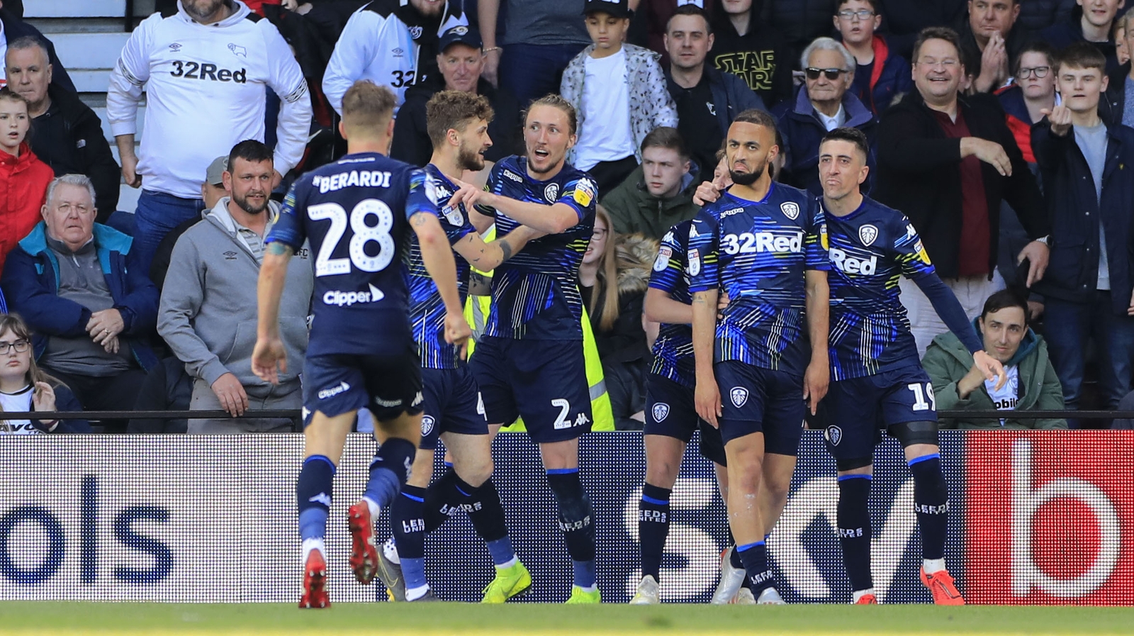 Roofe hands Leeds slender play-off advantage over Derby