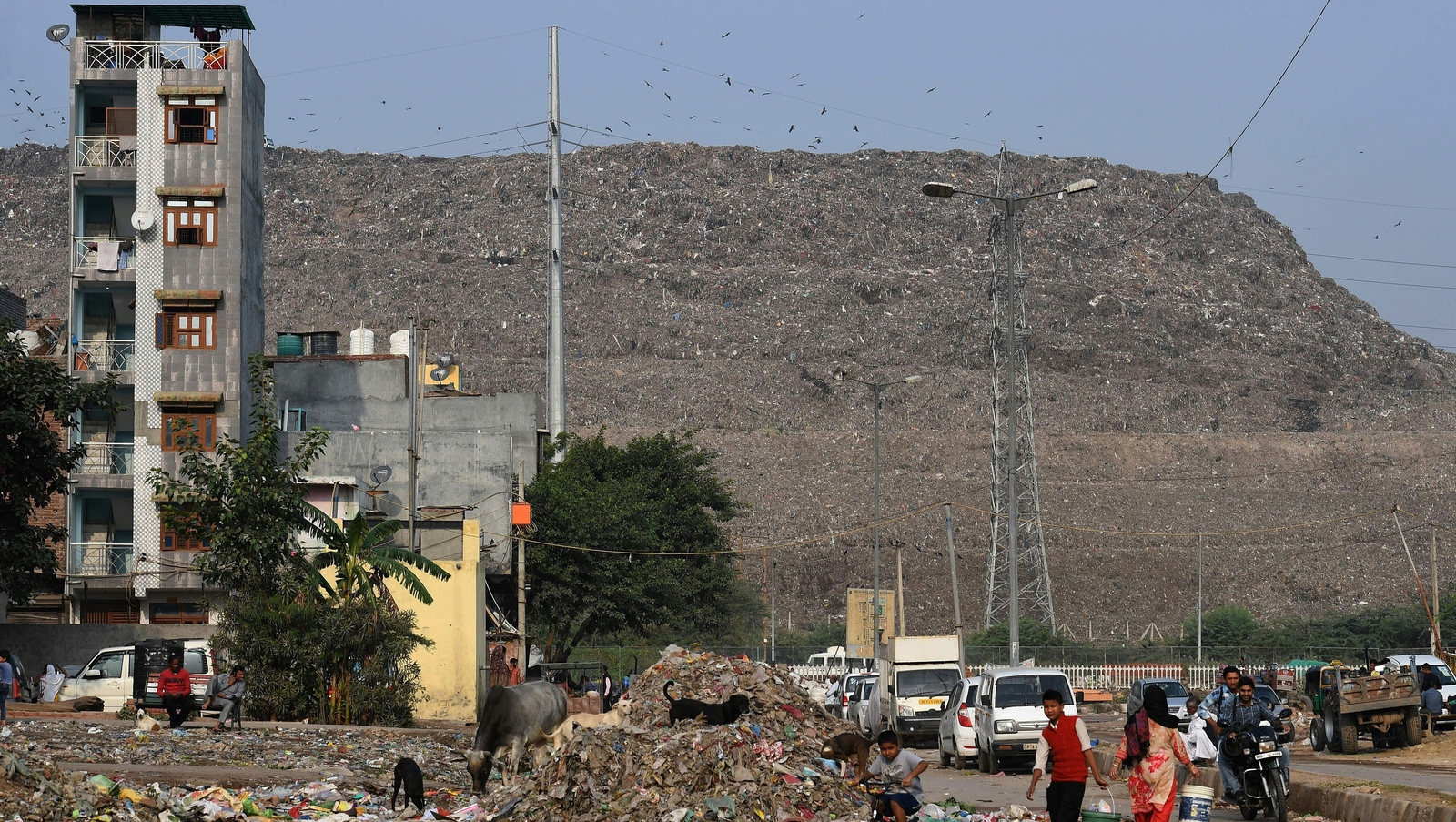 New Delhi rubbish heap to rise higher than Taj Mahal