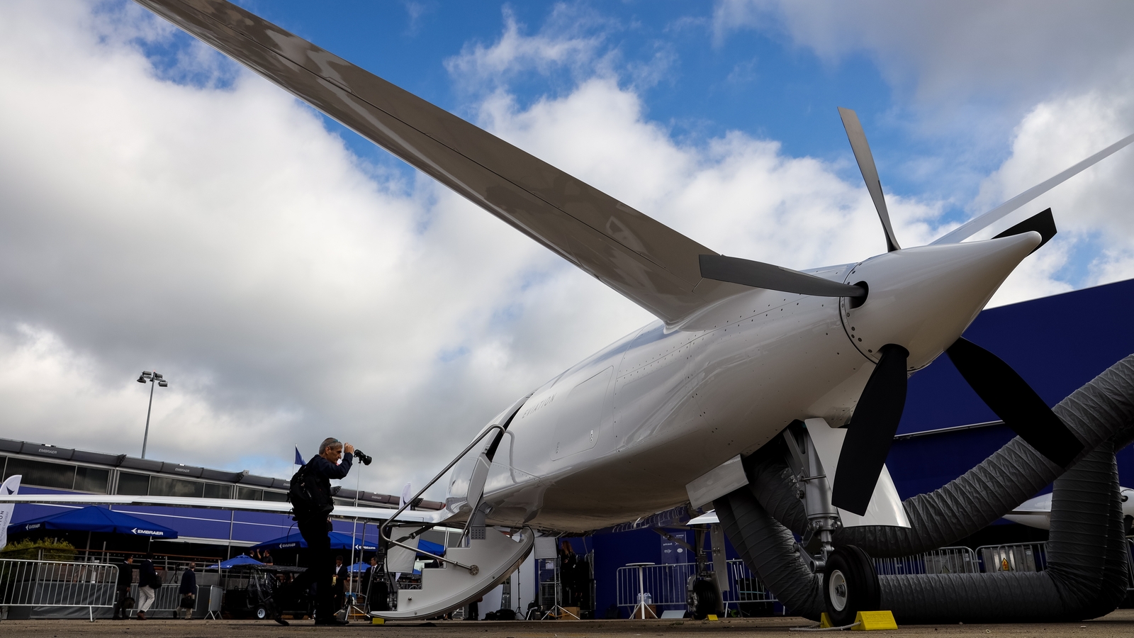 Electric planes start small amid emissions efforts